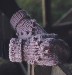 Ravelry: Skogsbär mittens pattern by Tove Ramstedt