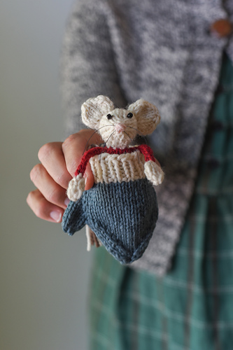 Ravelry: Mouse in a Mitten Set pattern by Susan B. Anderson