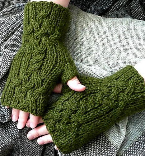 Ravelry: Trenza Mitts pattern by Susanna IC