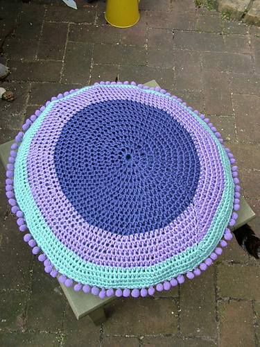 Ravelry: round cushion pattern by Susie Johns