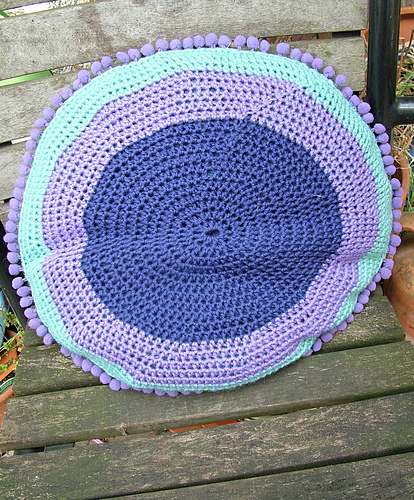 Ravelry: round cushion pattern by Susie Johns