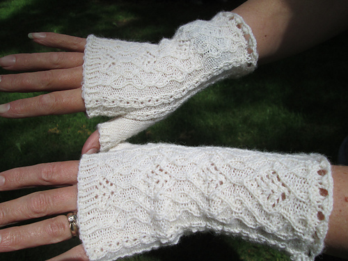 Ravelry: Kesh Fingerless Mitts pattern by Luise O'Neill