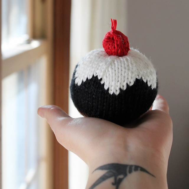 Ravelry: Bakers Dozen Currant Buns pattern by Chloe Blunn