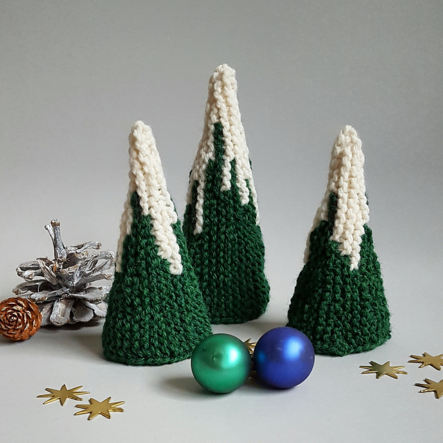 Ravelry: Snowy Xmas Tree pattern by Sybil R