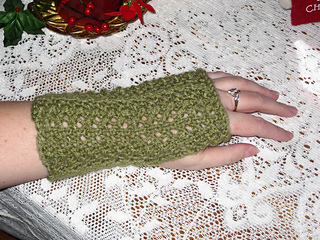 Ravelry: takdpm's Lace Wrist Covers
