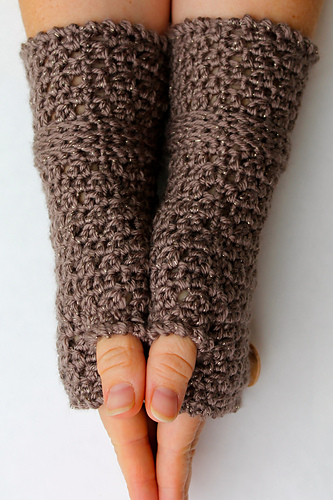 Ravelry: Roxette Wristers pattern by Taralee Duffin