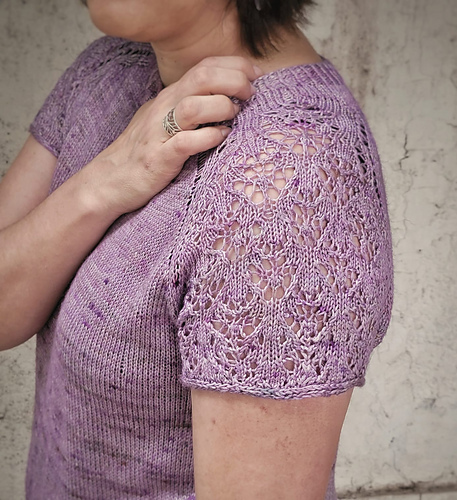 Ravelry: Top Licena pattern by Paulina Castell