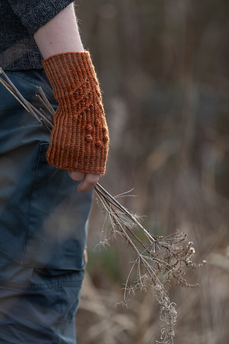 Ravelry: Dolde Mittens pattern by Simone Bechtold