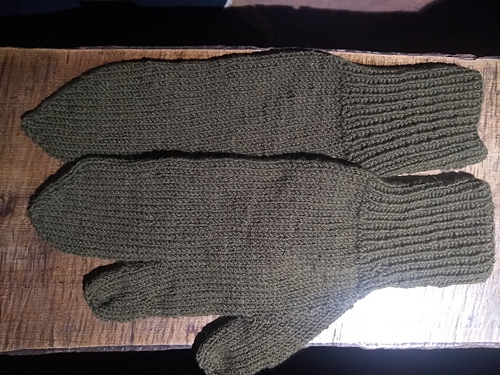 Ravelry: Huntsman Trigger Mittens pattern by Jessie Bright