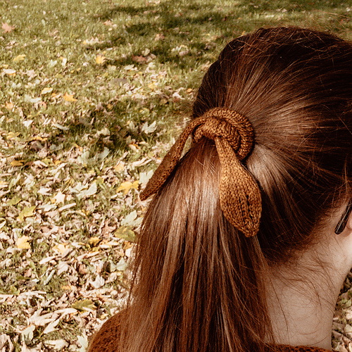 Ravelry: Leaf scrunchie pattern by Izabela Grzybek