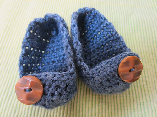 Ravelry: Cross Over Toe Baby Ballet Slippers pattern by Laura Hooker