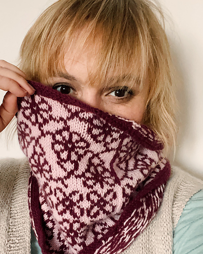 Ravelry: Blooming Bessie cowl pattern by Jacki Badger