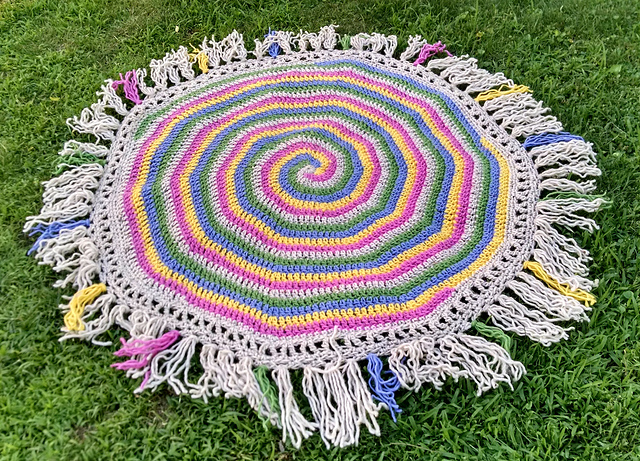 Ravelry: 5 Spiral Throw Rug pattern by Sharon Estes
