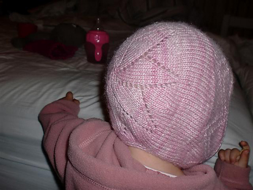 Ravelry: Star Bonnet / Capota con estrella pattern by Ana Sancho Rumeu