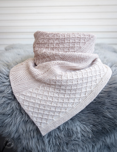 Ravelry: Frozen Silver Cowl pattern by SuviKnits