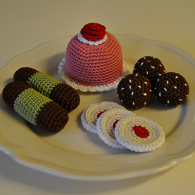 Ravelry: Swedish Cakes and Cookies 1 pattern by Susanne Fågelberg