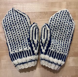 Ravelry: Chiikawa and Usagi mittens pattern by Todkanvonic