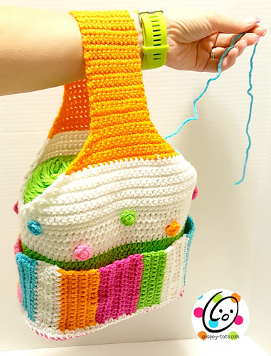 Ravelry: Snappy Wrist Bag pattern by Heidi Yates
