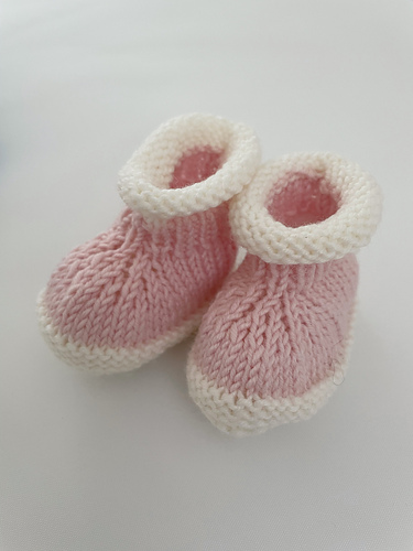 Ravelry: Two-tone Baby Booties BJ402 pattern by Sharyn Armstrong