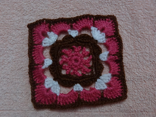 Ravelry: Scallop Flower Square pattern by Beverley Moffitt