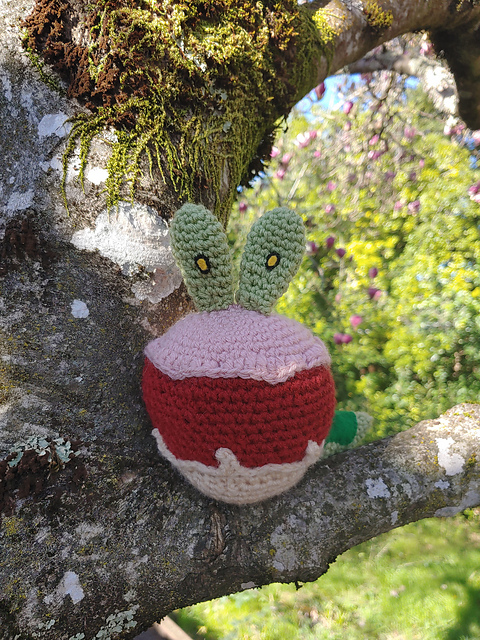 Ravelry: Applin pokemon pattern by Kayla Shea.