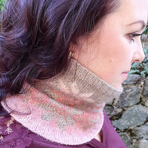 Ravelry: Snow in the Mirror Cowl pattern by Frauke Urban