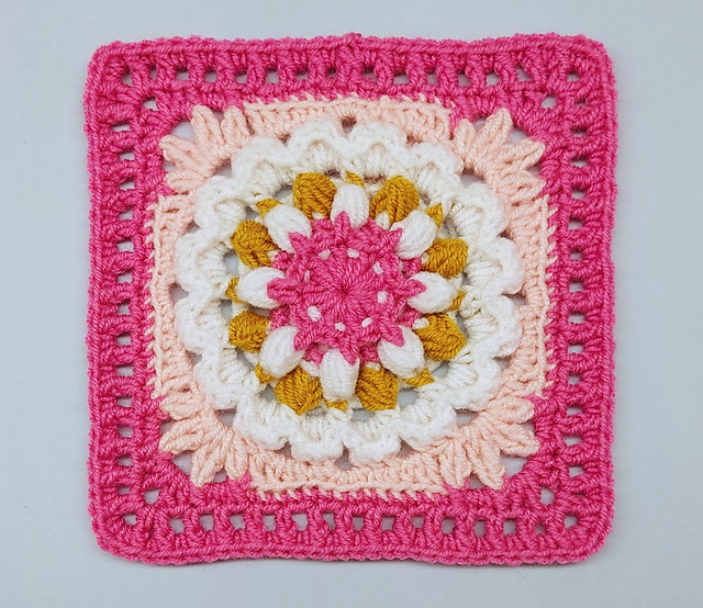 Ravelry: 366 days of granny squares / Day 64 pattern by Veronika Liachovic