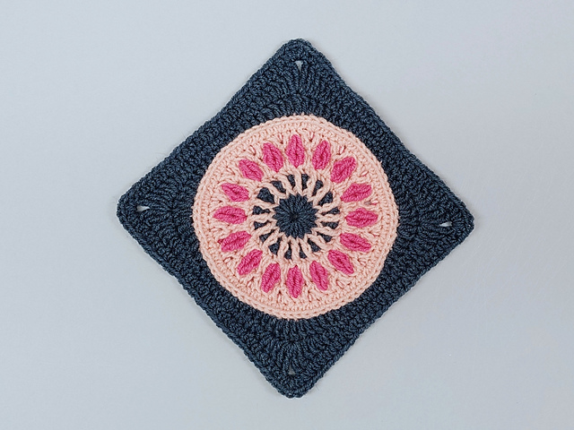 Ravelry: 366 days of granny squares / Day 67 pattern by Veronika Liachovic