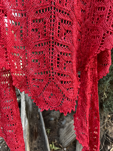 Ravelry: Ogee Flow Shawl pattern by verybusymonkey