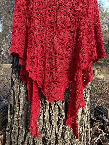 Ravelry: Ogee Flow Shawl pattern by verybusymonkey