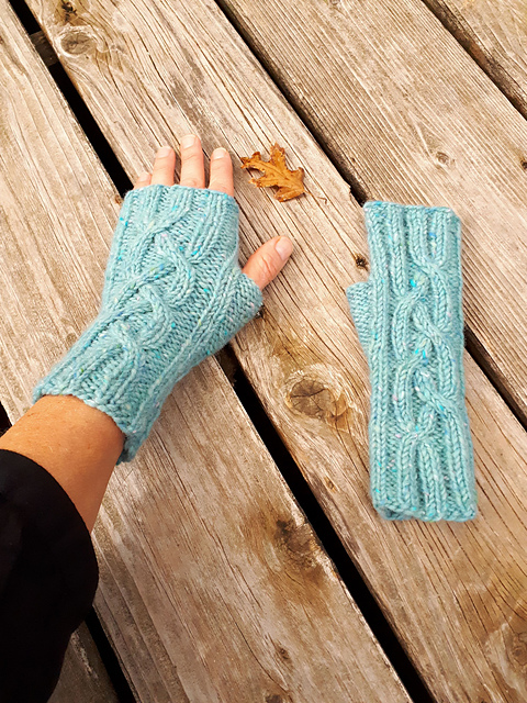 Ravelry: Big V Little Mitts pattern by Vivian Goffart