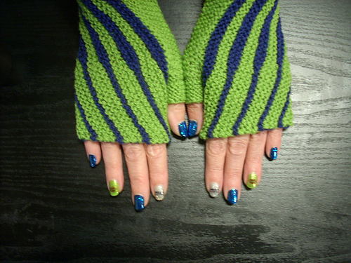 Ravelry: waningestrogen's Seahawks Winning Mitts