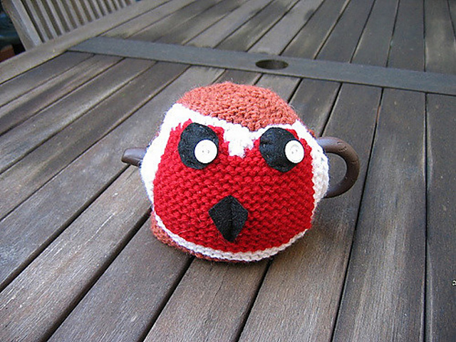 Ravelry: Christmas Robin Tea Cosy pattern by Suie Roberts