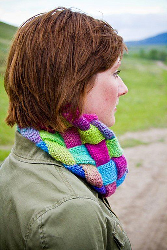 Ravelry: Entrelac Cowl pattern by Heather Cabanas
