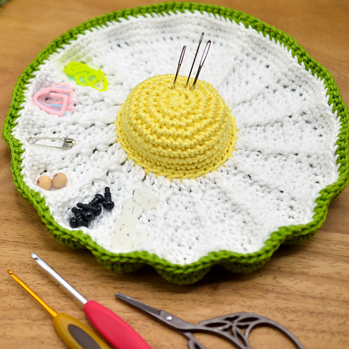 Ravelry: Daisy Tray and Pin Cushion pattern by Nora Xu
