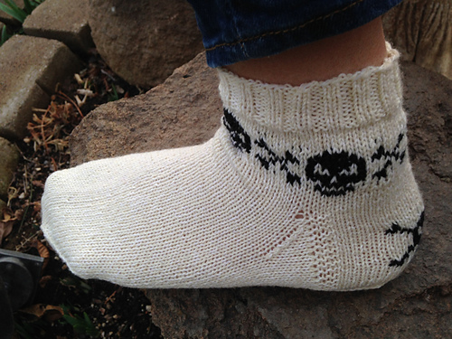 Ravelry: The Skull Sport Sock pattern by Yarn Zone