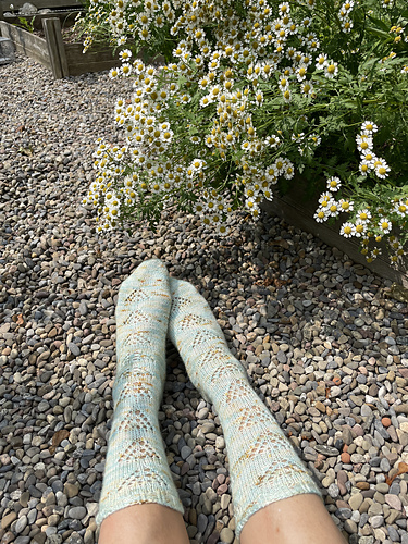 Ravelry: Mae Socks pattern by Julie Peng