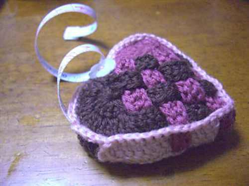 Ravelry: Valentine Basket Wave Sachet pattern by Thata Pang