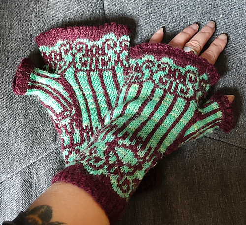 Ravelry: Ironwork muffatees & hats pattern by bunnymuff - Mona Zillah