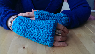 Ravelry: yuniper's airy Alderman mitts