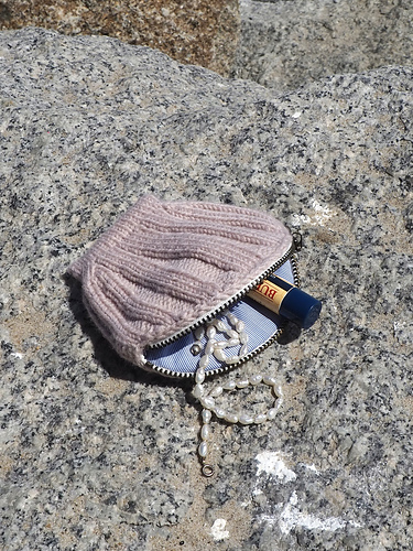 Ravelry: Muszelka Purse pattern by Rat and Sea Witch