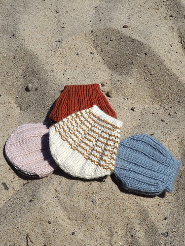 Ravelry: Muszelka Purse pattern by Rat and Sea Witch