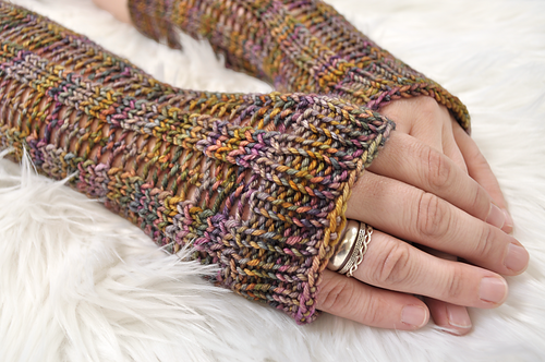 Ravelry: Black Locust Mitts pattern by Jessica Yesin