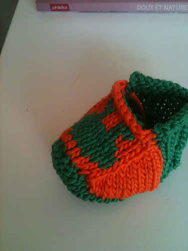 Ravelry: #25 Chaussons bébé bicolore pattern by Phildar Design Team